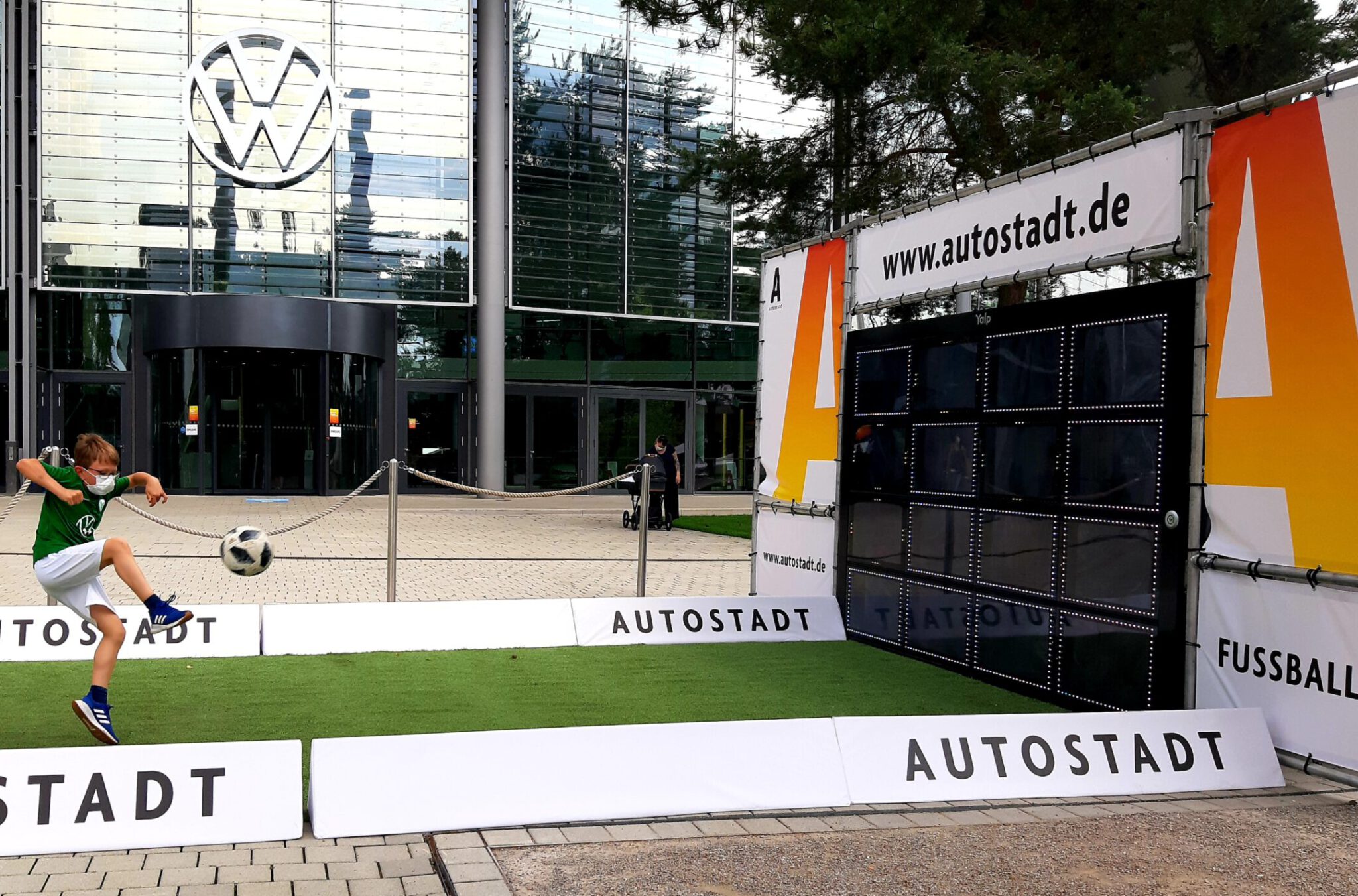 SUTU FOOTBALLWALL - Die elektronische Torwand